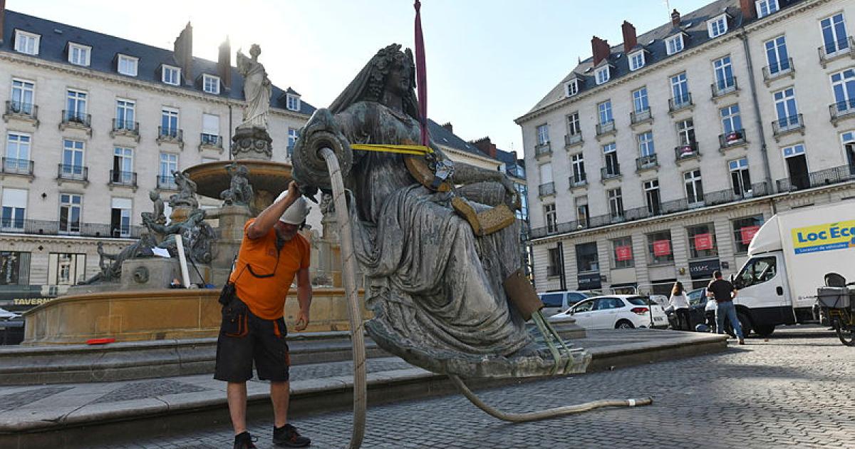 Place Royale, les statues de la fontaine se refont une beauté | Nantes ...